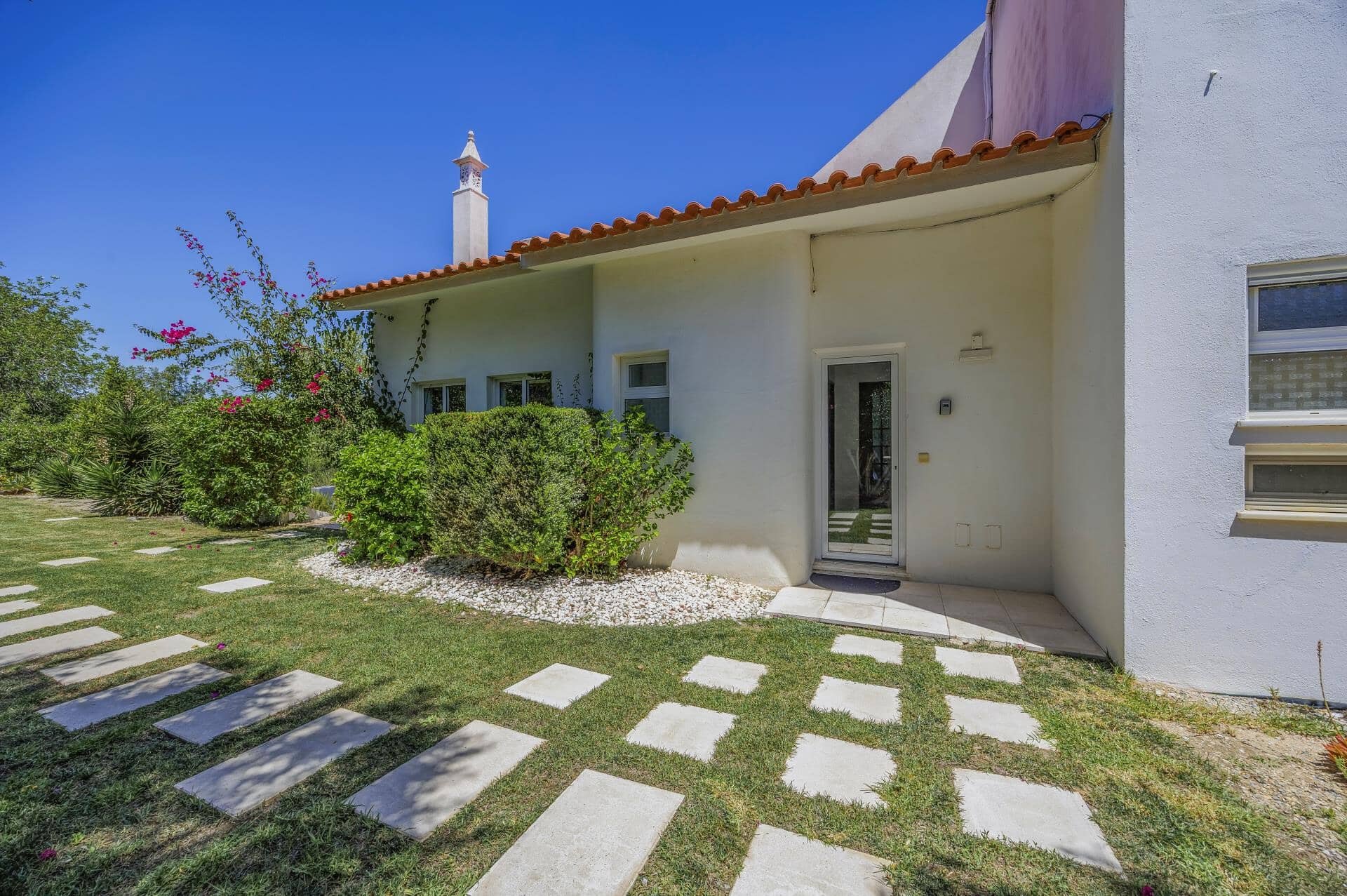 Villa Alfarrobeira In Carvoeiro, Algarve | Villa Plus